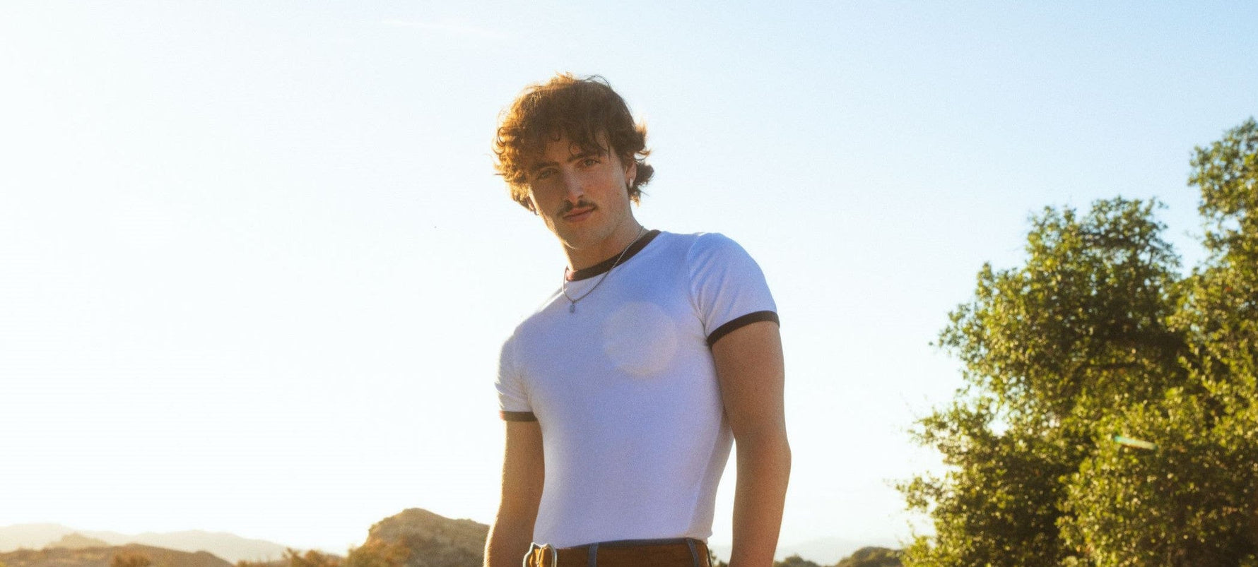 Benson Boone | Pop Emocional y Voz Prometedora – Tienda Warner Music